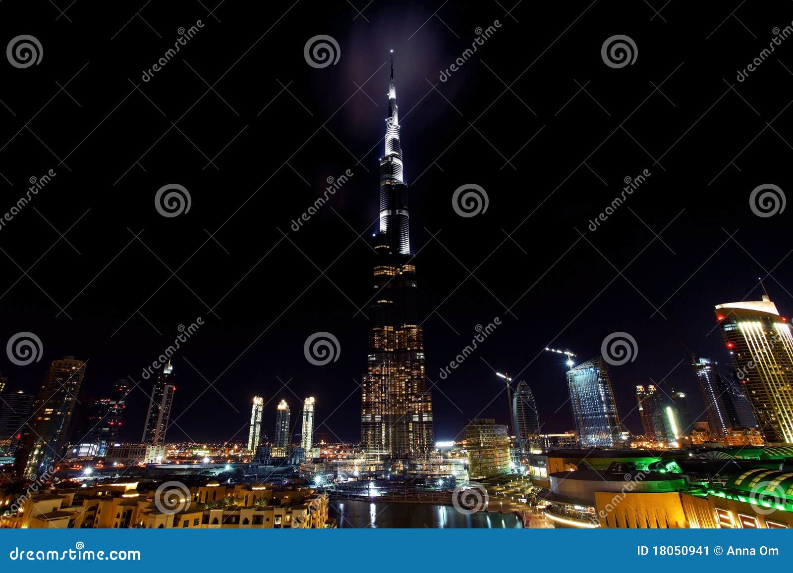 I Stadens Centrum Dubai Natt Redaktionell Bild - Bild av härlig, medel ...