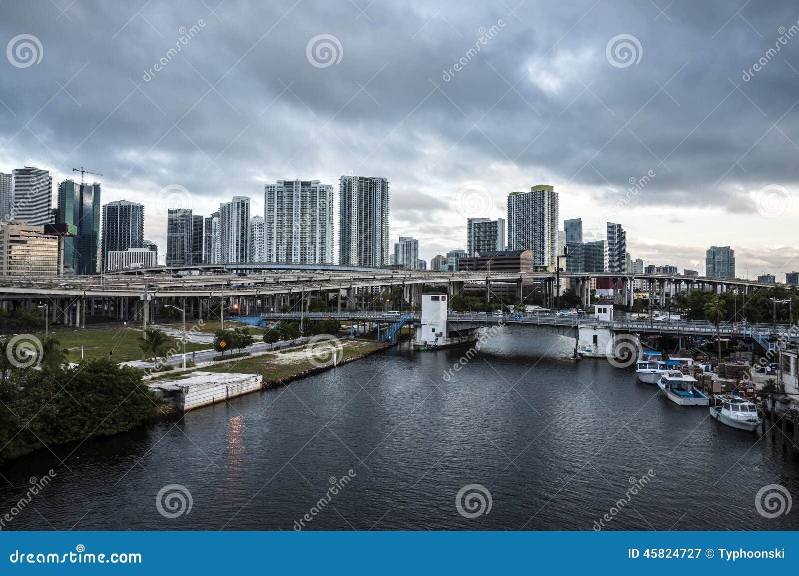 I Stadens Centrum Flod Och Miami Fotografering för Bildbyråer - Bild av ...