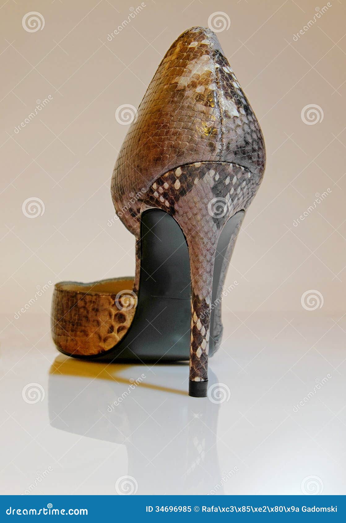 I tacchi alti immagine stock. Immagine di feticcio, sfondo - 34696985