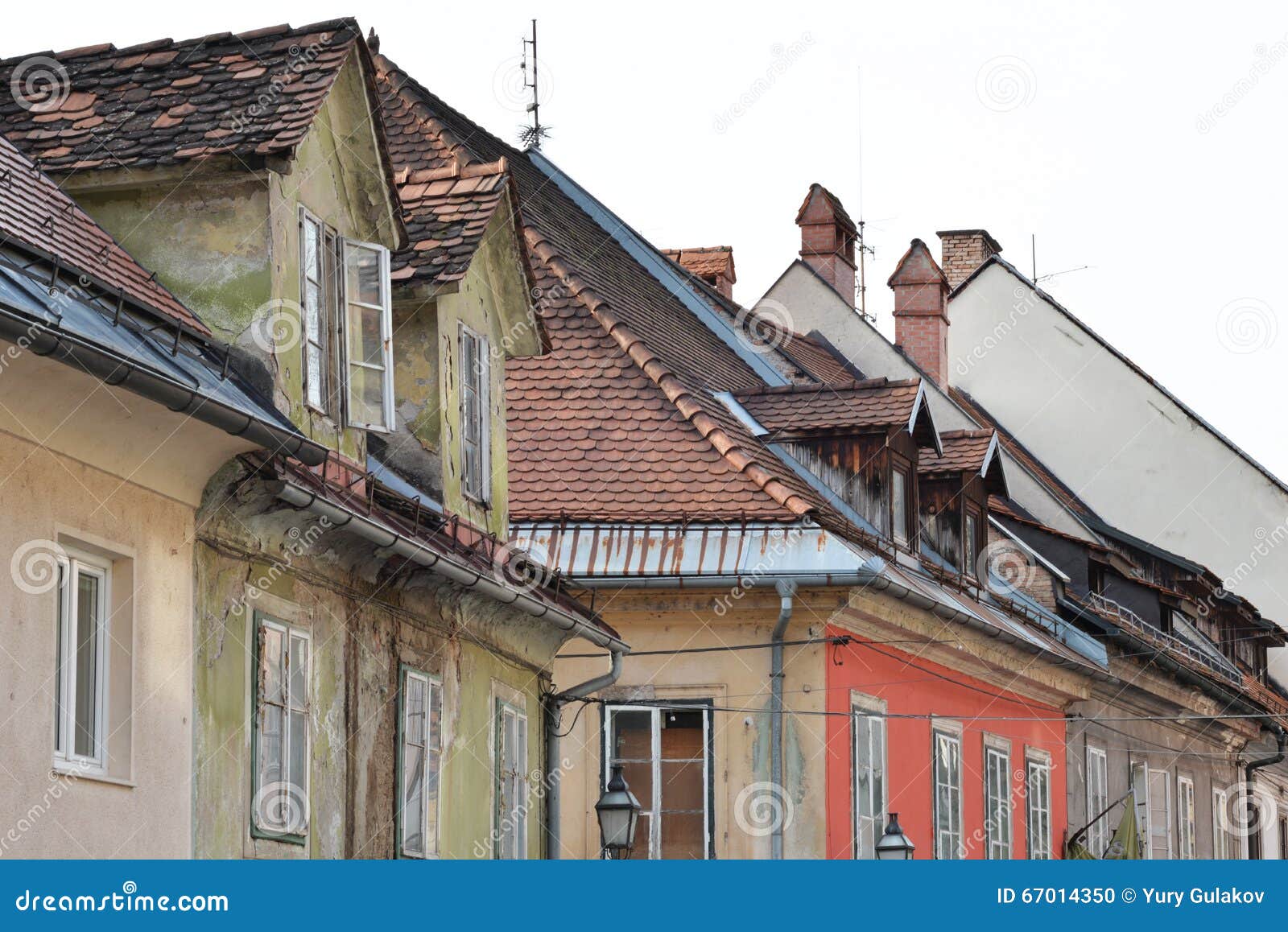 I Tetti Di Vecchie Case Granai Fotografia Stock - Immagine di vecchio ...