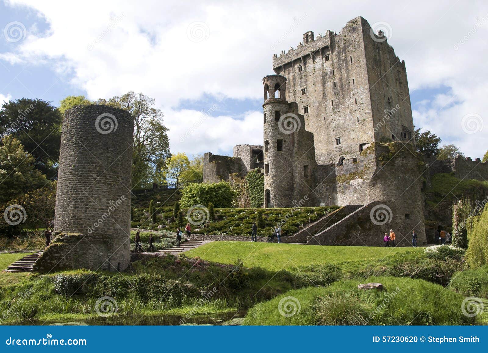 I Turisti Esplorano Il Castello Di Lusinga Ed I Motivi, Lusinga ...