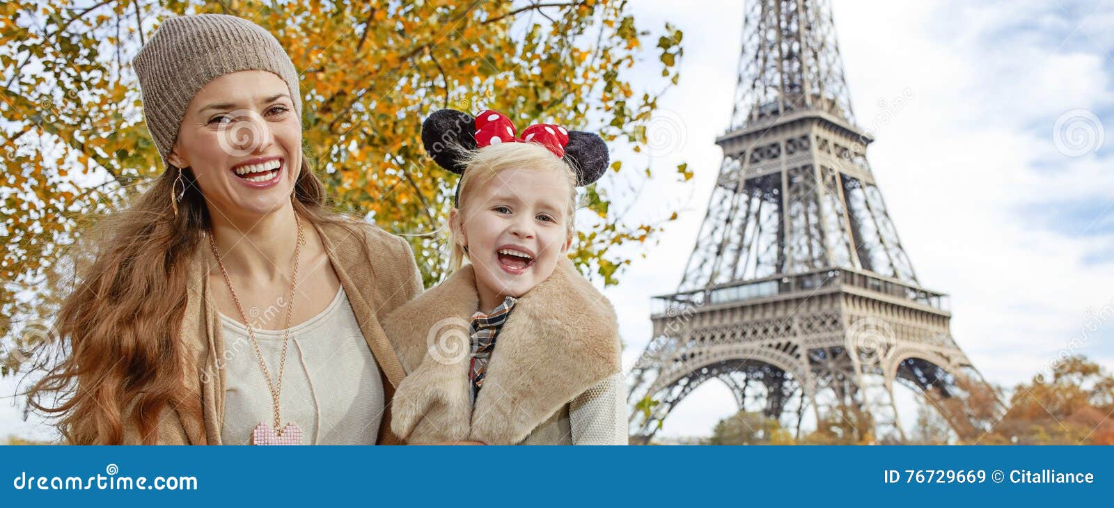 I Turisti Generano E Figlia in Orecchie Di Minnie Mouse a Parigi ...
