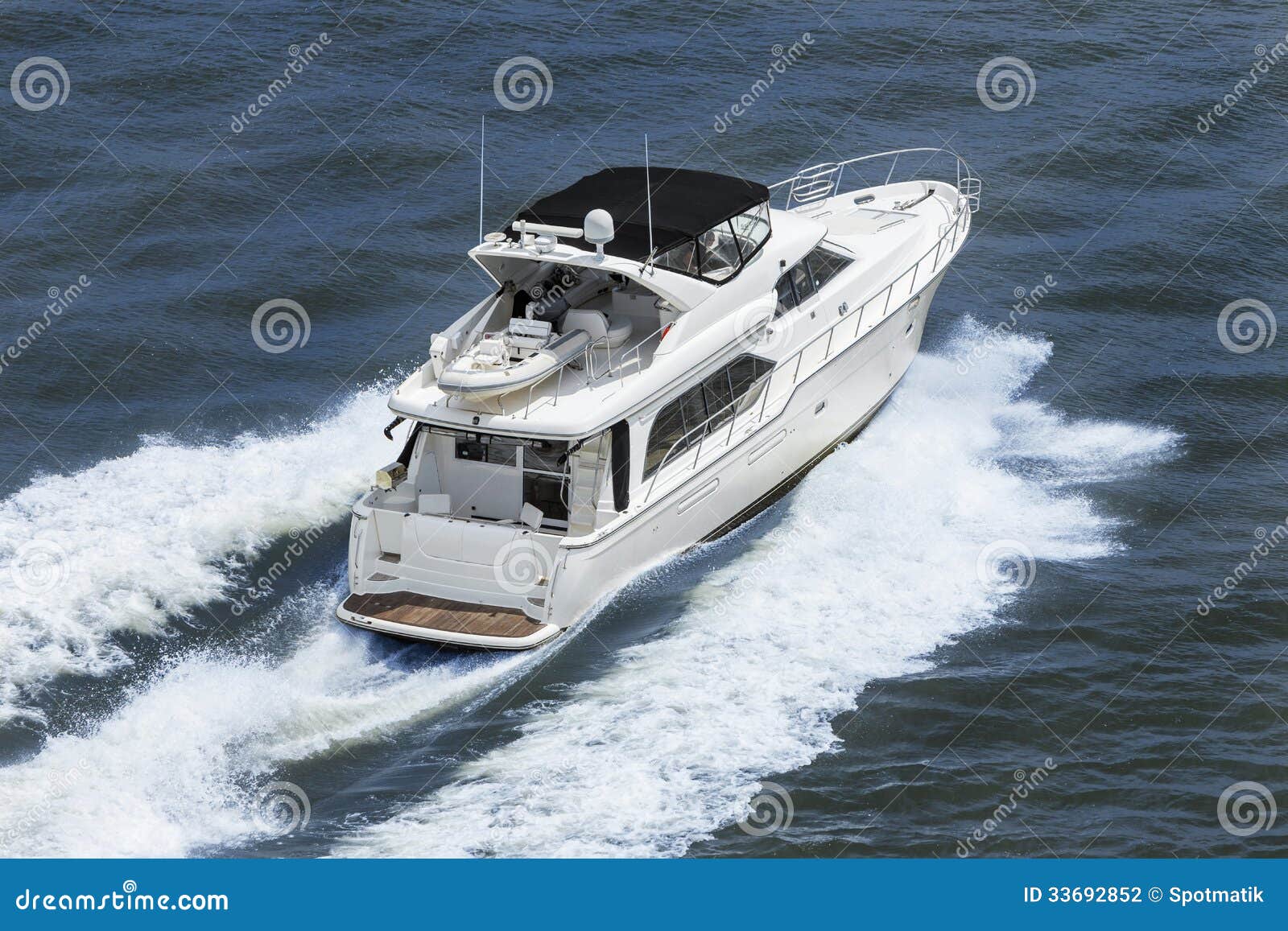 Iate Luxuoso Do Barco Do Poder No Mar Azul Foto de Stock - Imagem de ...