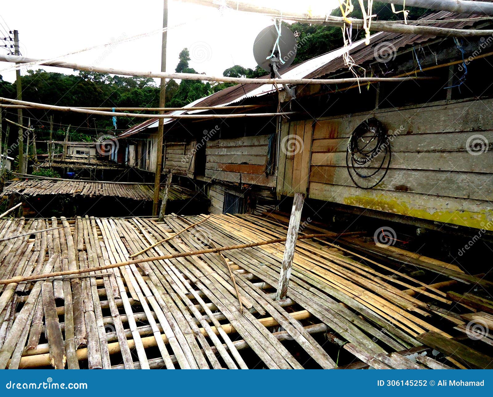Iban BULAN BERAGAS Longhouse. Stock Photo - Image of longhouse, history ...
