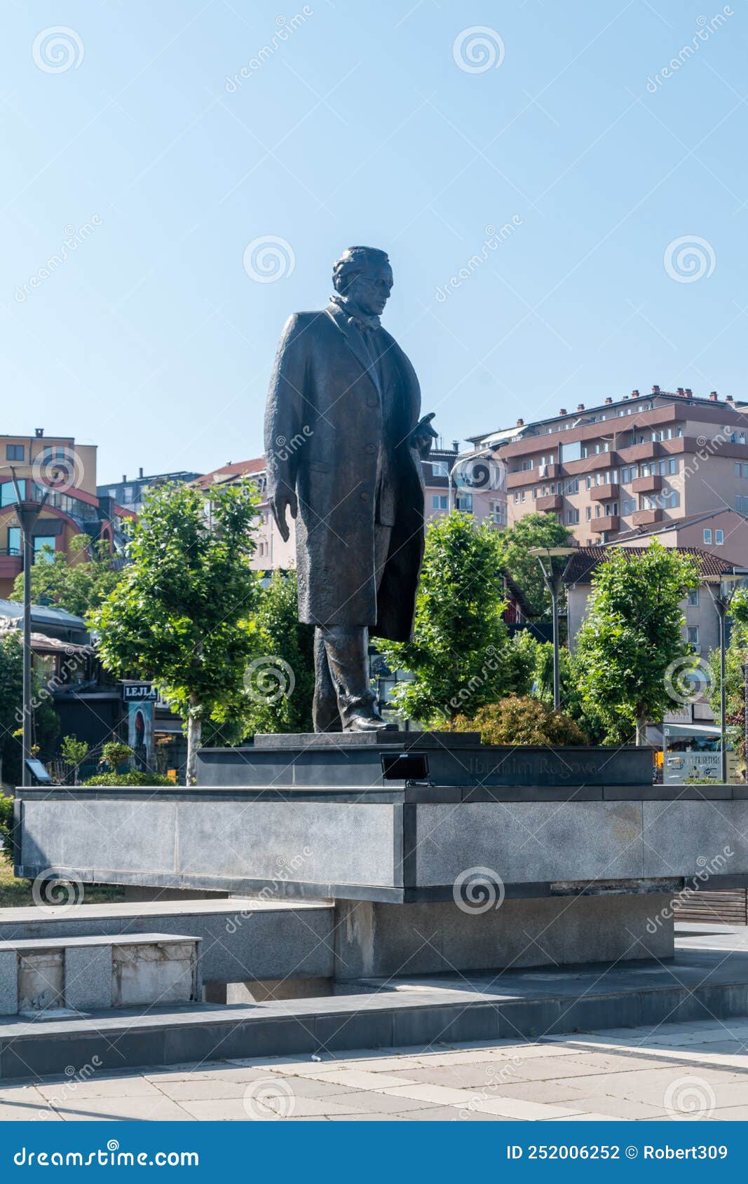 Ibrahim rugova-Statue redaktionelles stockfotografie. Bild von ...