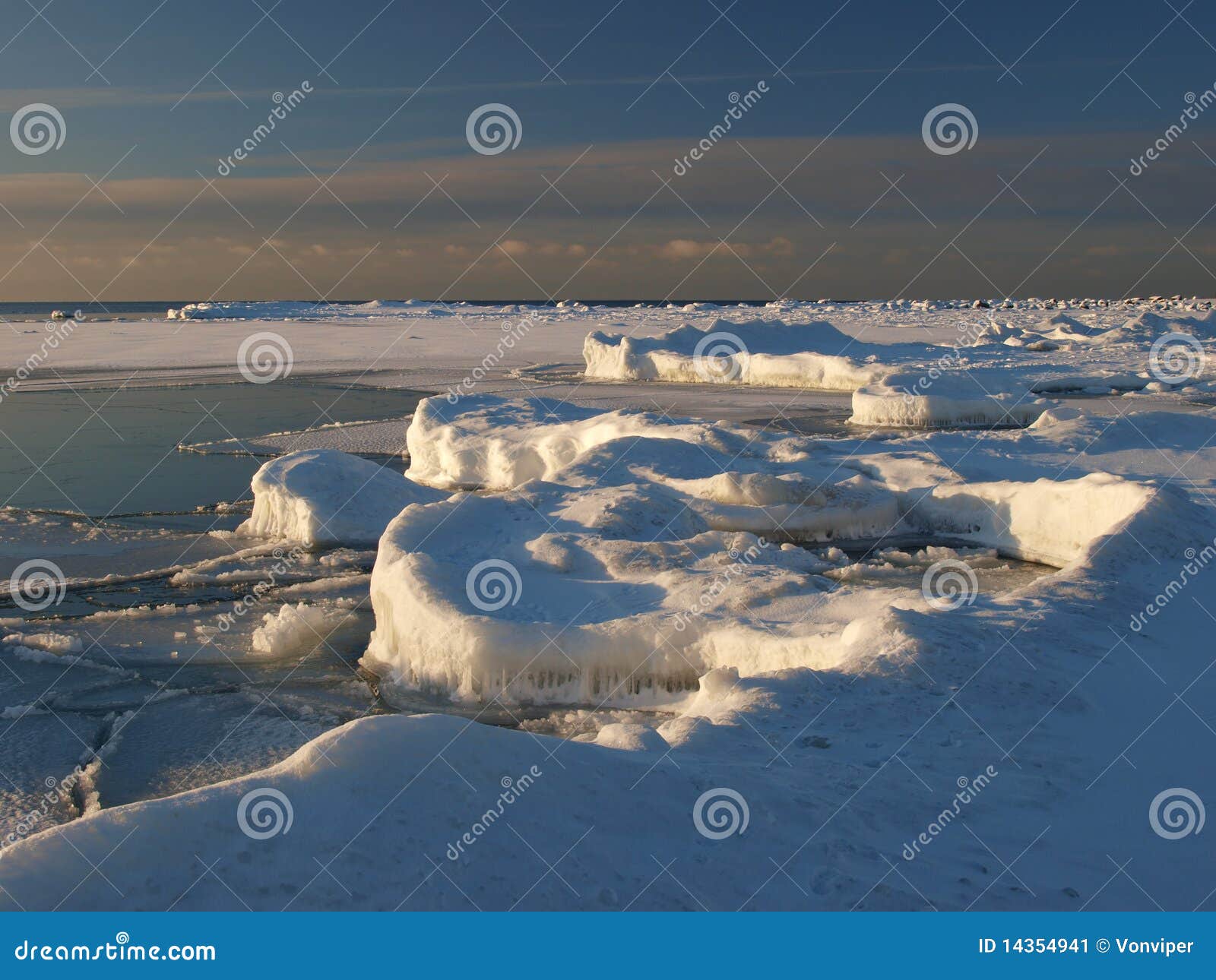 Ice banks on the sea shore stock image. Image of cold - 14354941