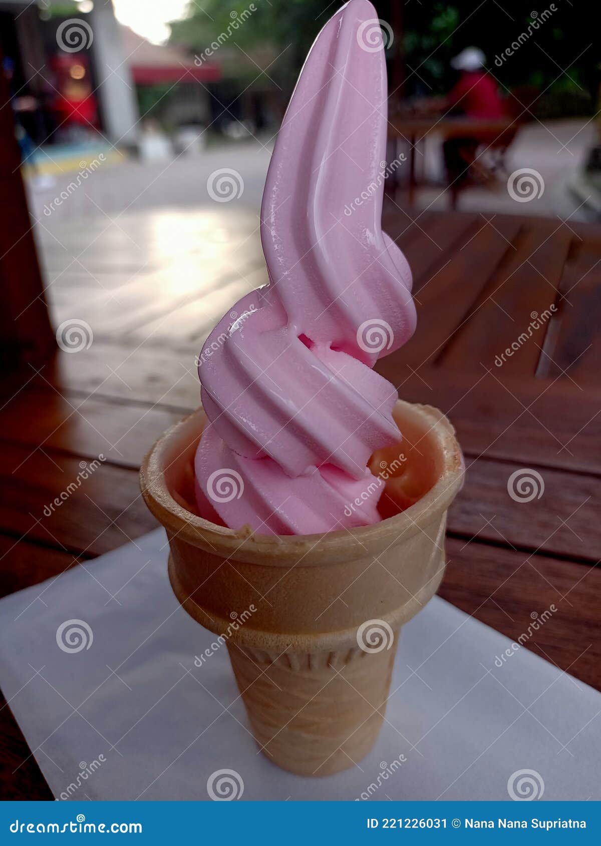 Ice cream stroberi stock image. Image of cuisine, dish - 221226031