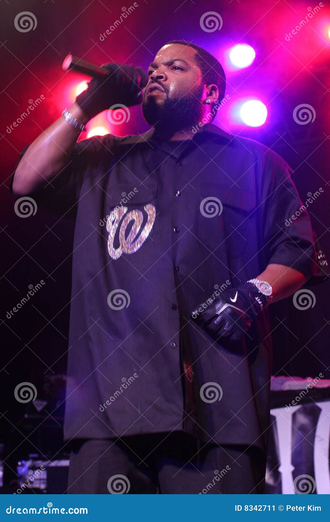Ice Cube in concert editorial photo. Image of singing - 8342711