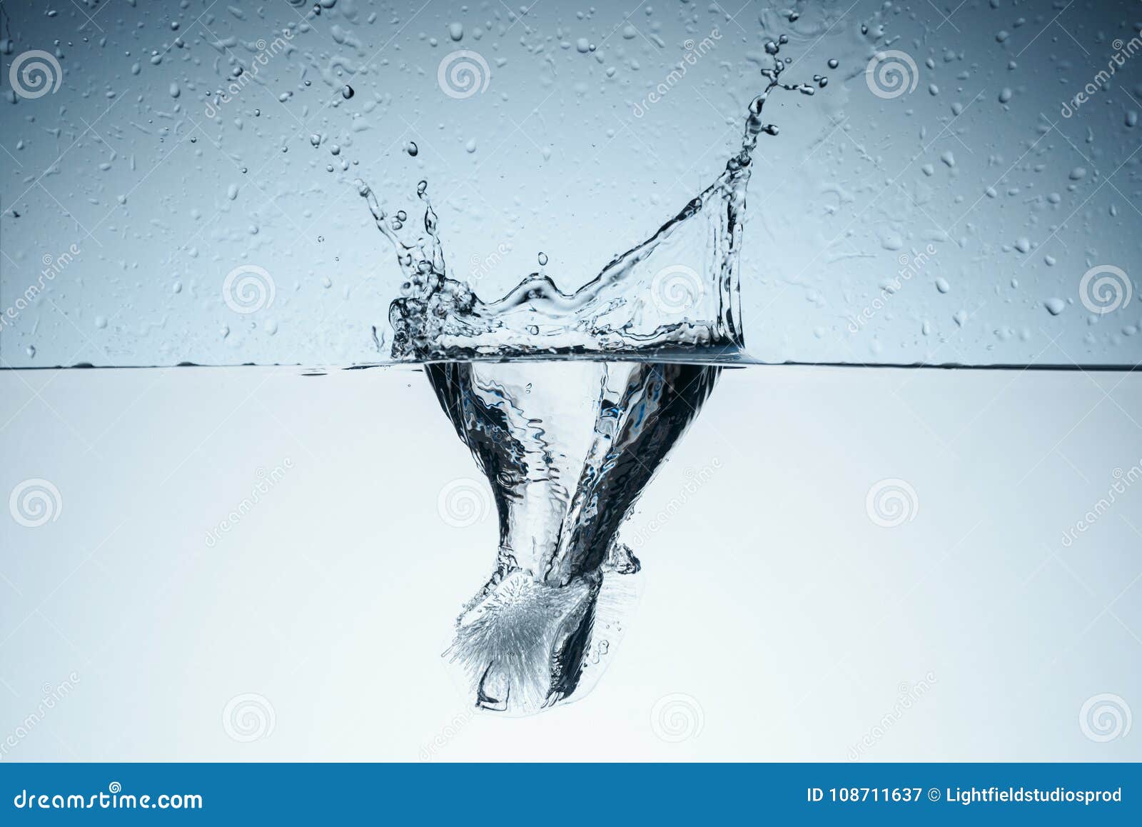 Ice Cube in Water with Splash Stock Image - Image of bubbles, agua ...