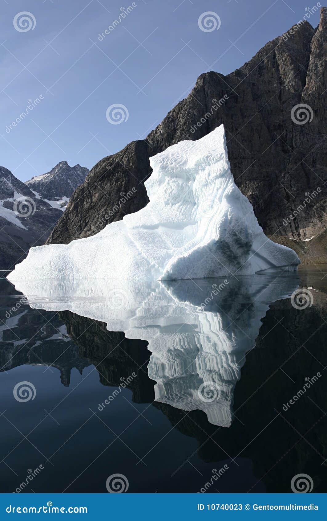 Iceberg imagen de archivo. Imagen de hielo, espejo, fiordo - 10740023