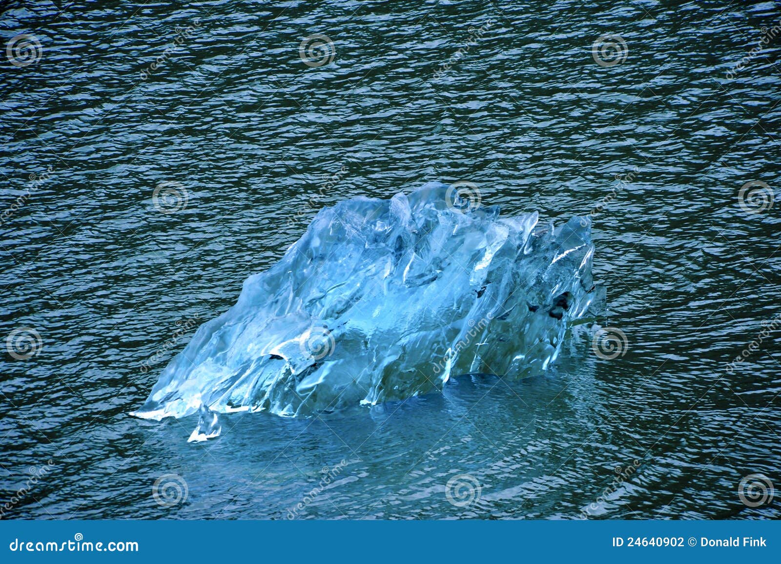 Iceberg azul del hielo foto de archivo. Imagen de aserrador - 24640902