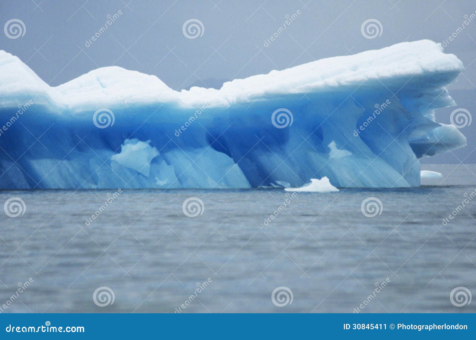Iceberg Che Galleggia Sull'acqua Immagine Stock - Immagine di freddo ...