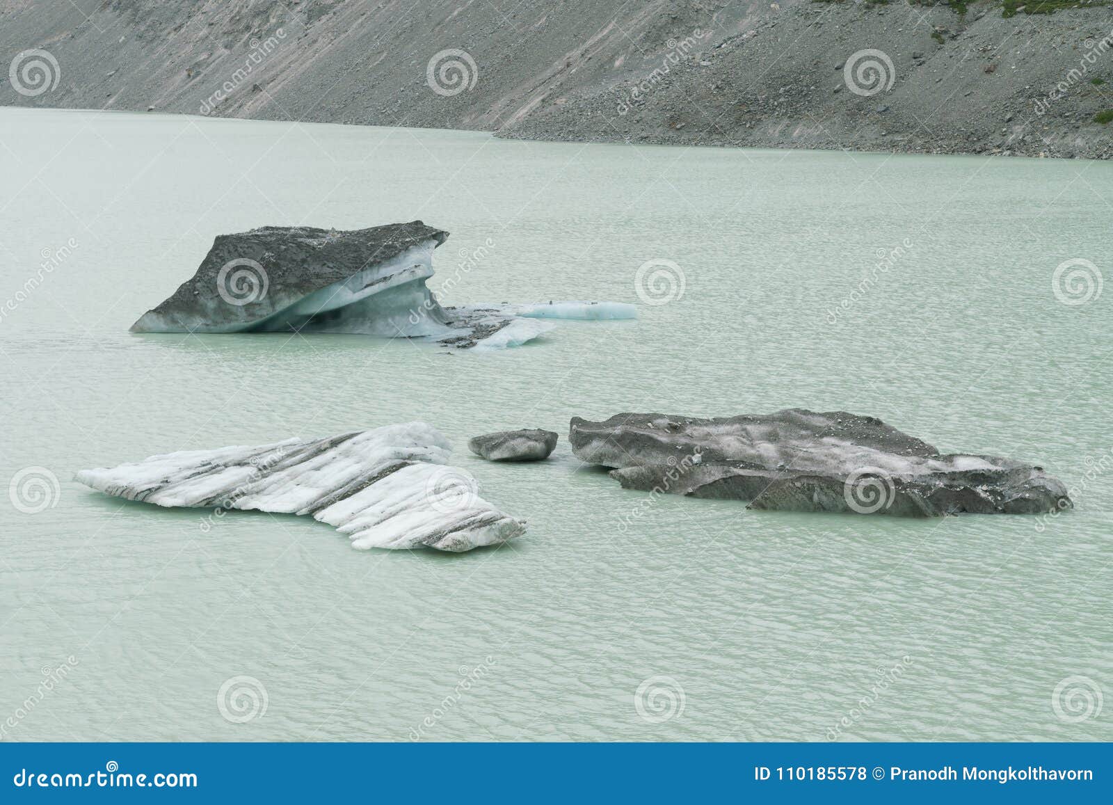 Iceberg Que Quebra Da Geleira No Lago, Geleira Do Fox Foto de Stock ...