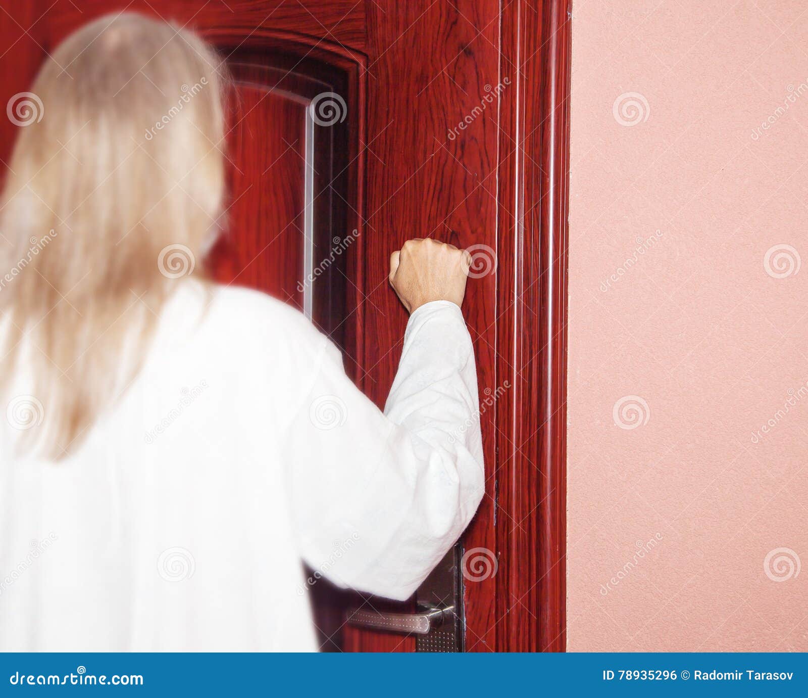 Ich Stehe an Der Tür Und Klopfe Stockfoto - Bild von sammeln, vertrauen ...