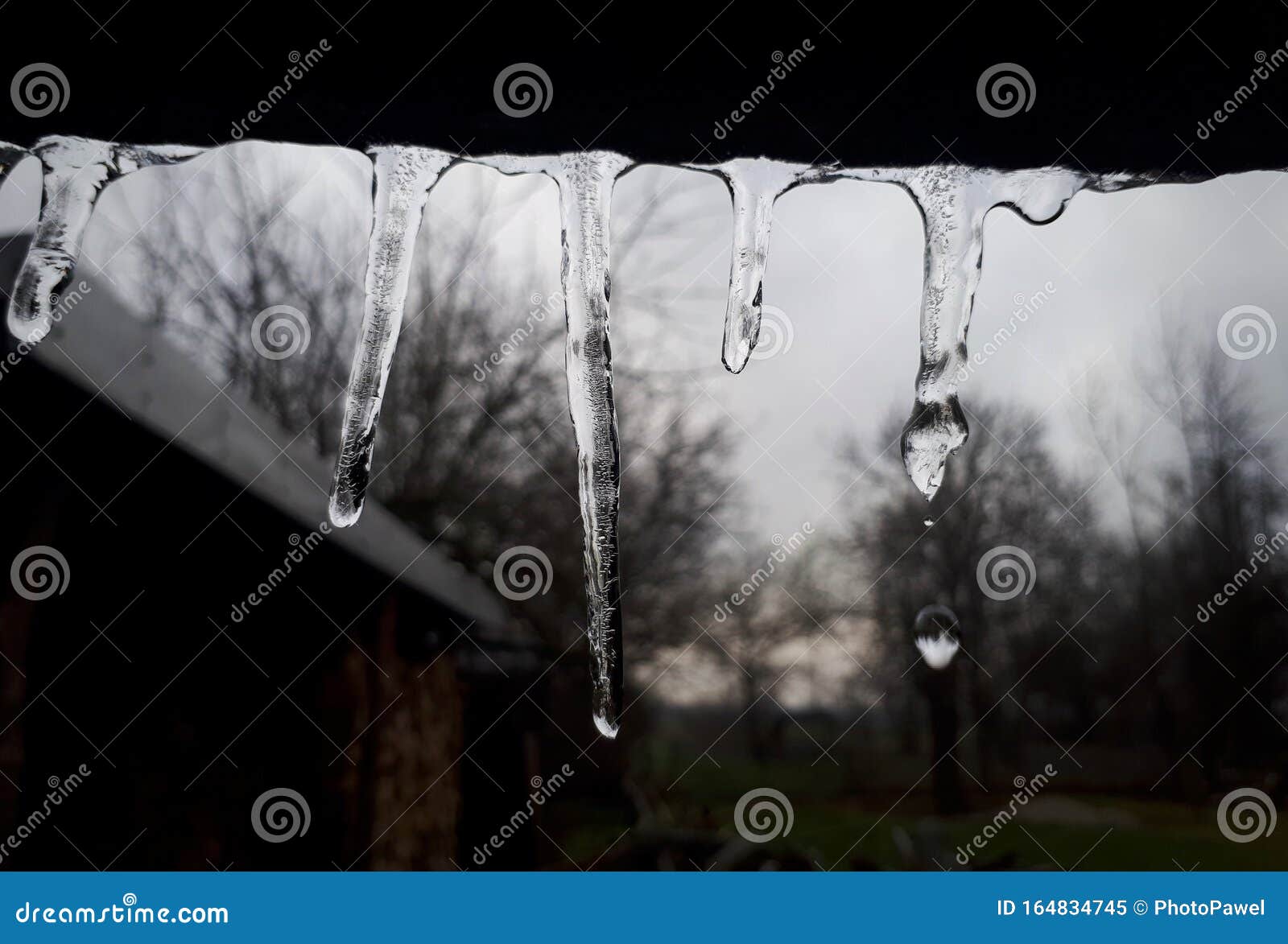 Icicles and Melted Snow Hanging from Eaves of Roof. Beautiful ...