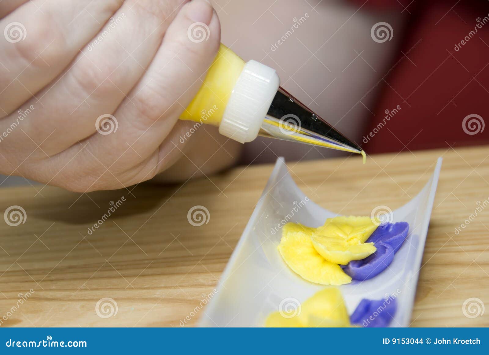 Icing Flowers stock photo. Image of flowers, pansies, applicator - 9153044