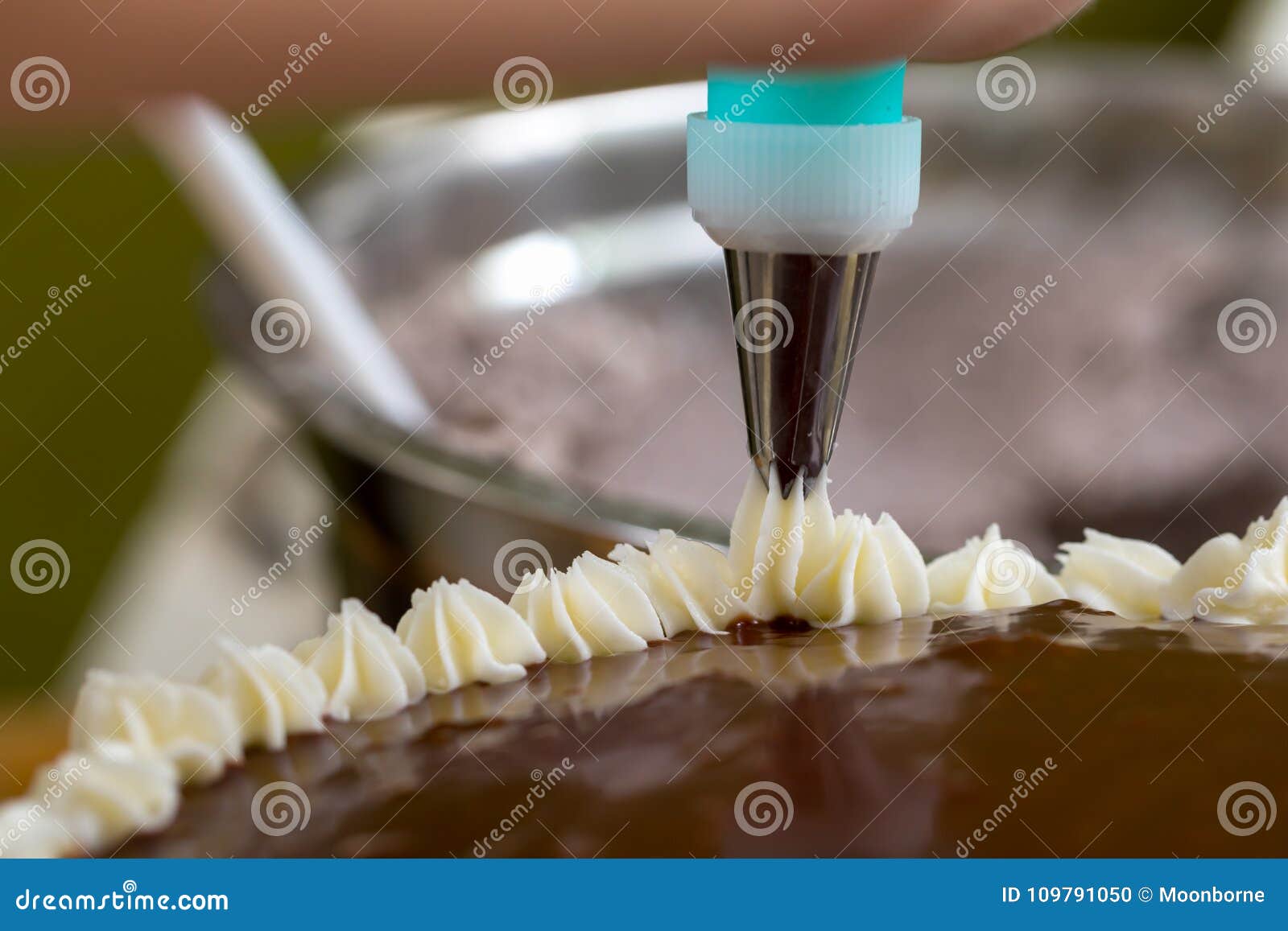 Icing the rim of the cake stock photo. Image of garnish - 109791050
