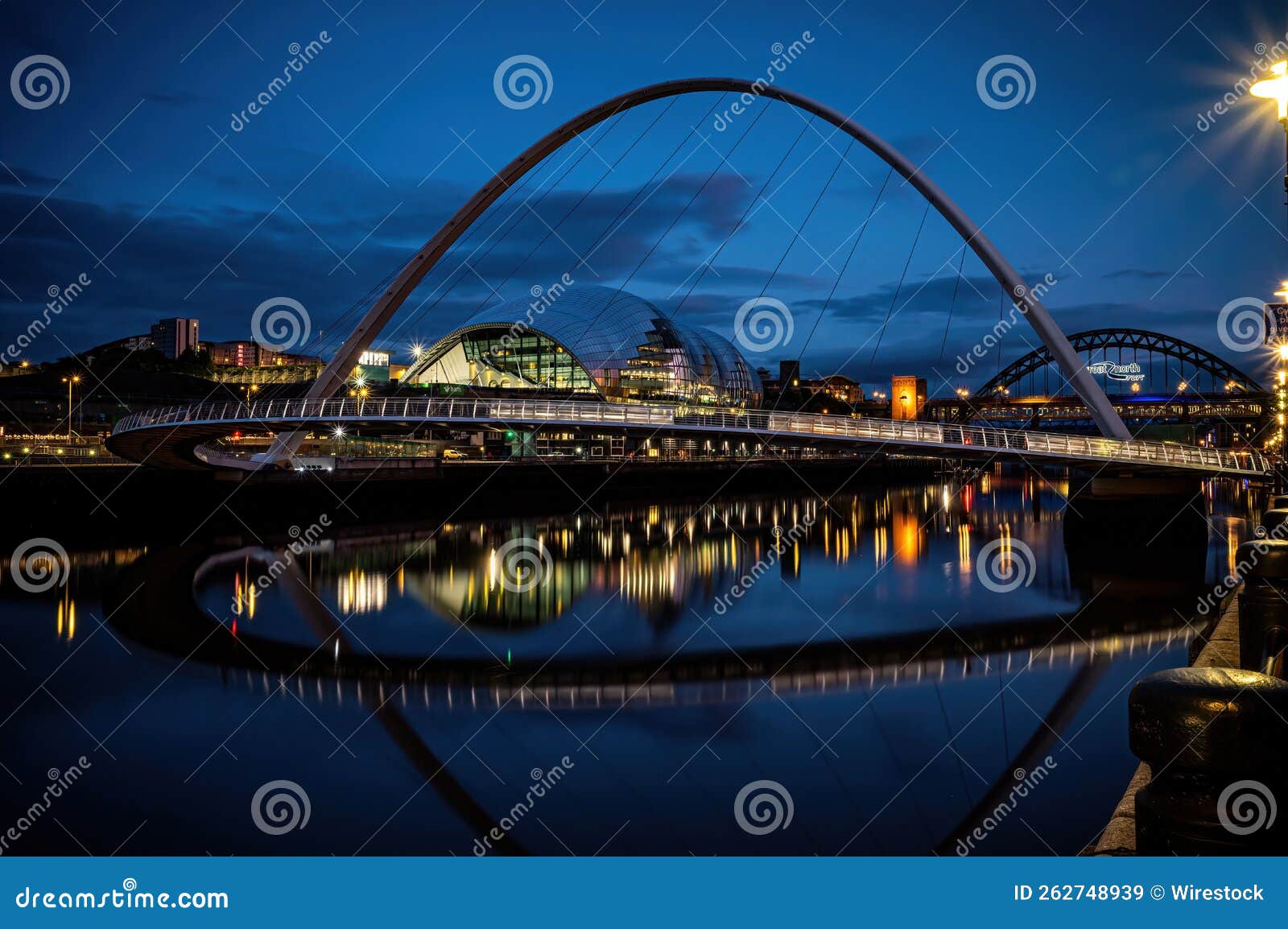 Iconic Millenium Bridge Over the River Tyne between Newcastle and ...
