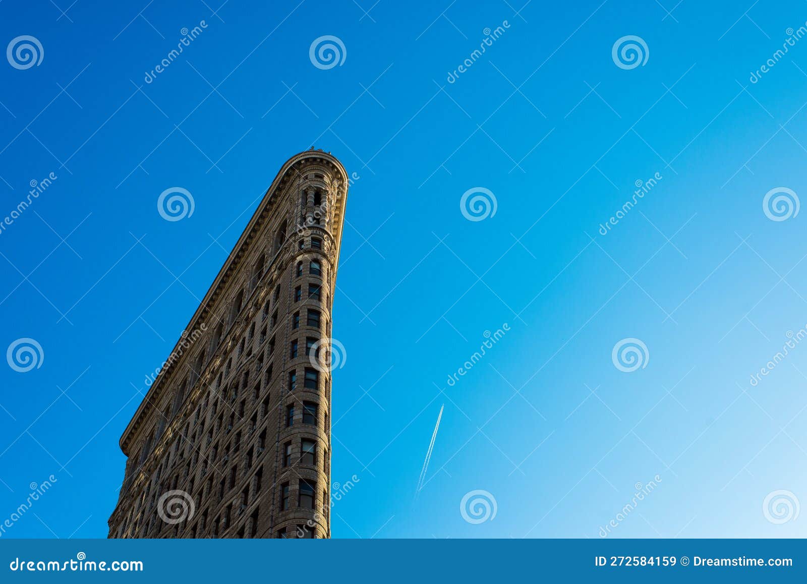 Iconic Triangle Flatiron Building in New York and Blue Skies Editorial ...