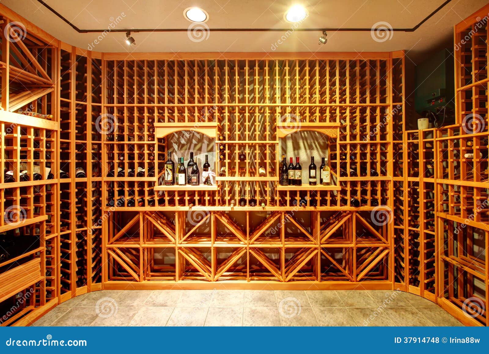 Idea Casera Del Diseño De La Bodega Foto de archivo - Imagen de ...
