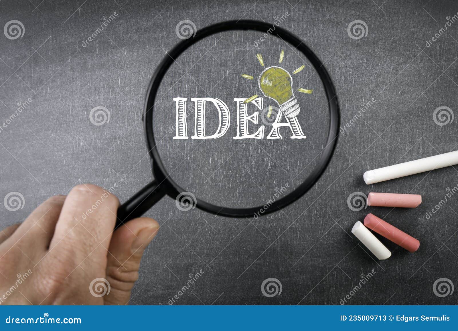 Idee. Farbige Kreide Und Eine Lupe in Einer Hand Stockbild - Bild von ...