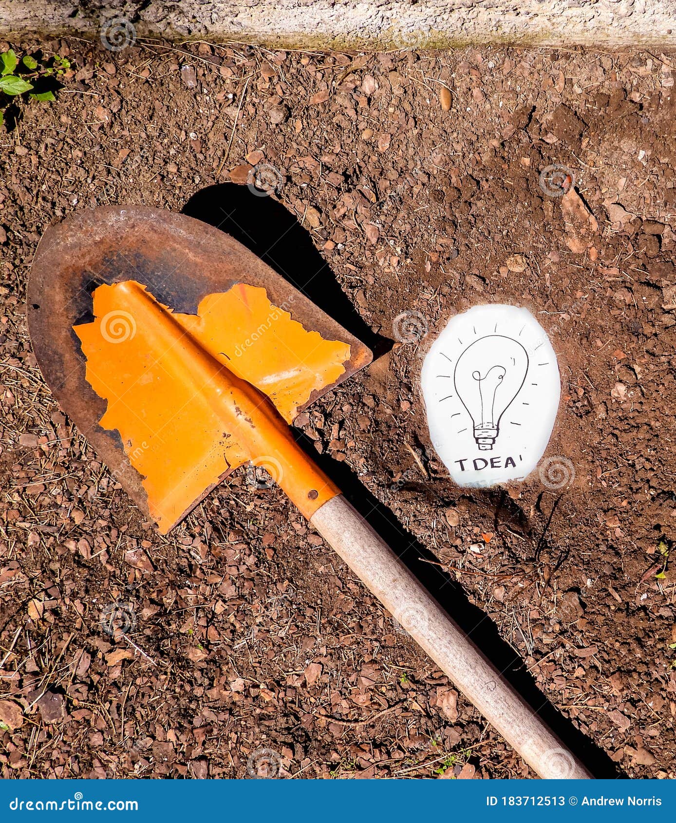 Ideia de cavar imagem de stock. Imagem de tesouro, perdido - 183712513