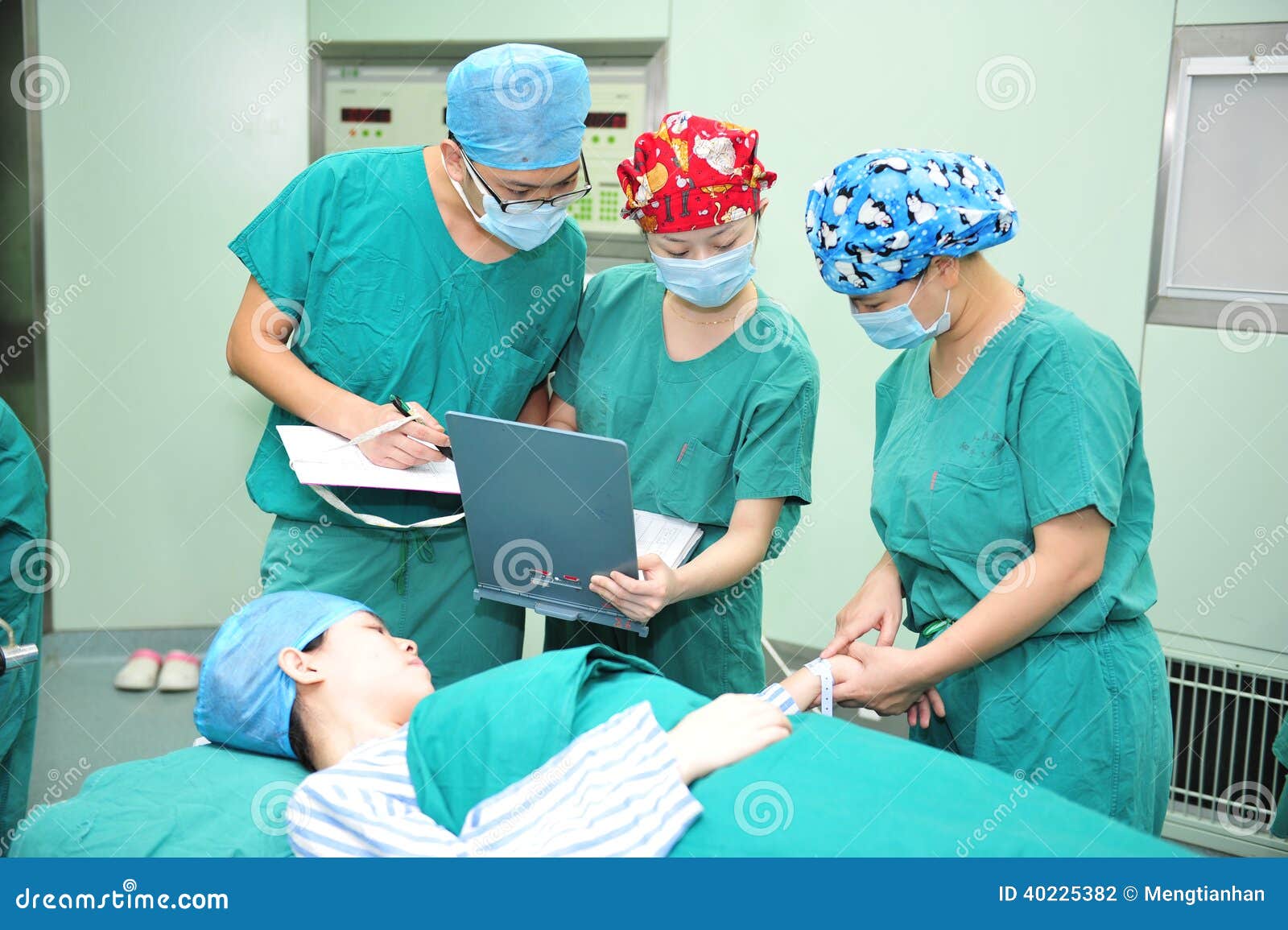 Identificazione Della Preparazione Paziente-preoperatoria Fotografia ...