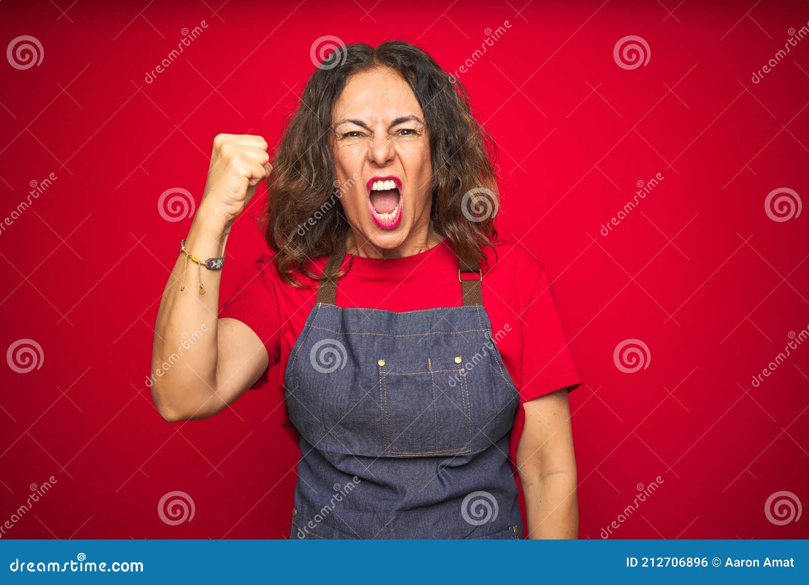 Idosa De Meia Idade Usando Uniforme De Avental Sobre Fundo Isolado