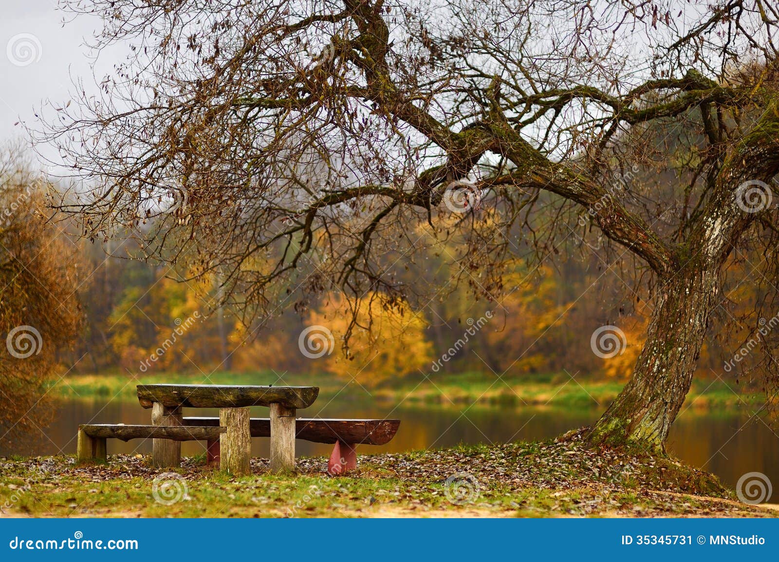 Idyllic Autumn Scene In Grundlsee Lake In Alps Mountains, Austri ...