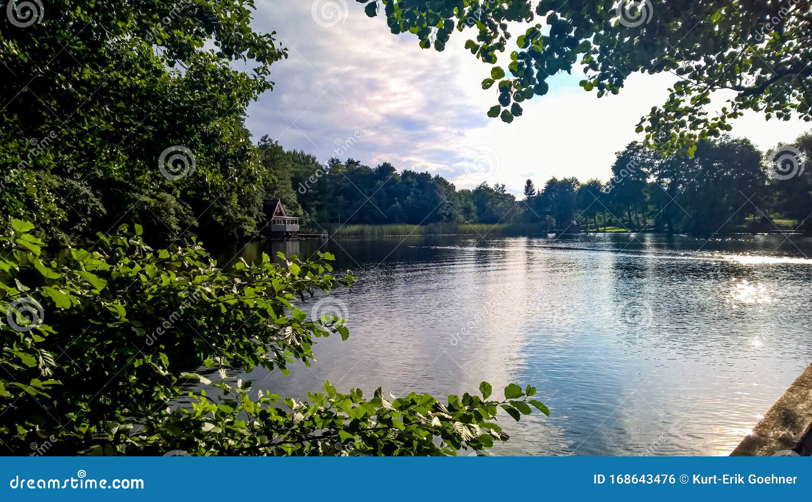 Idyllischer See Mit Schiffshaus Stockfoto - Bild von idyllisch, boot ...