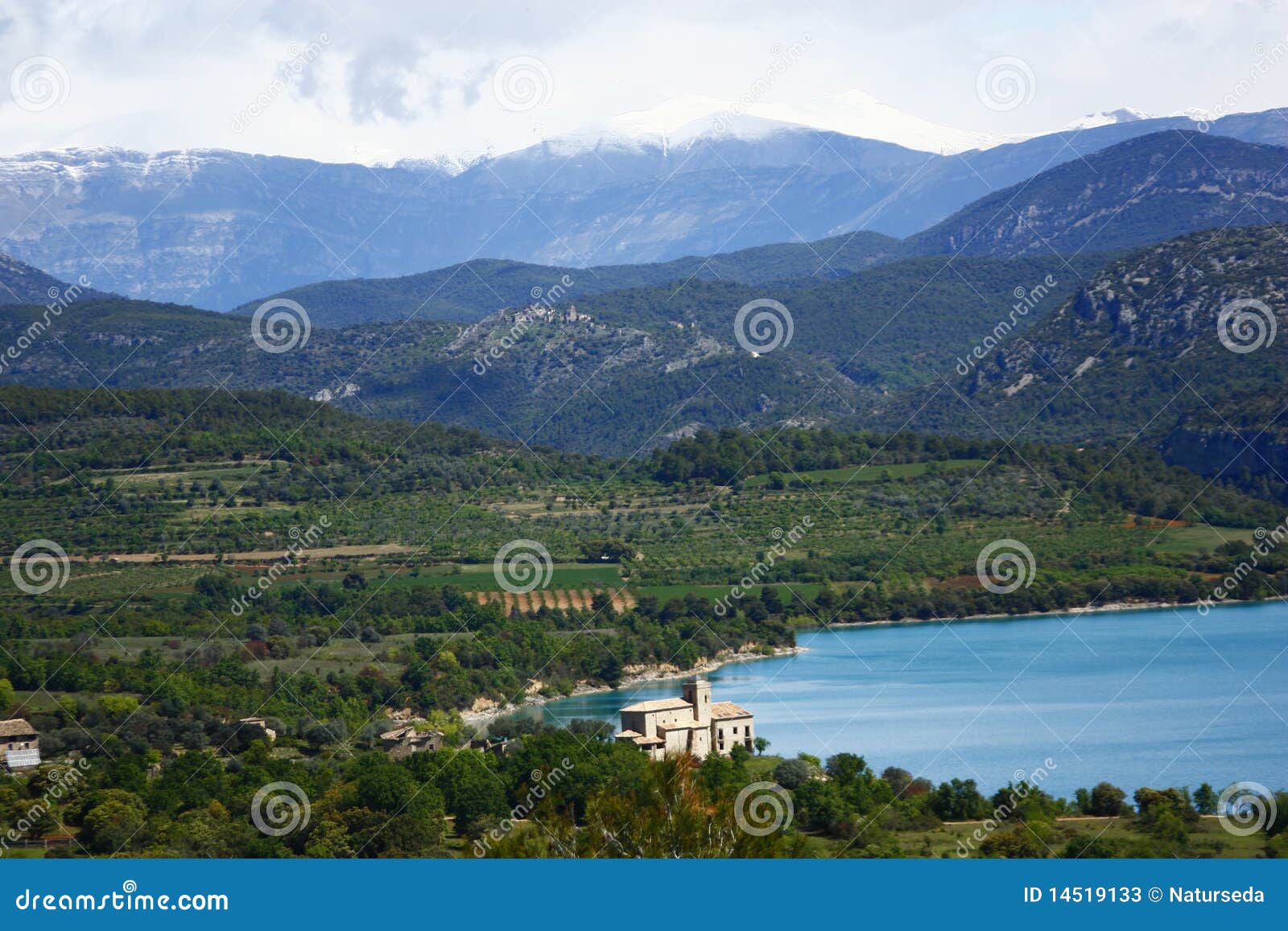 Iglesia De Los Mipanas, Pyrenees Imagen de archivo - Imagen de orilla ...