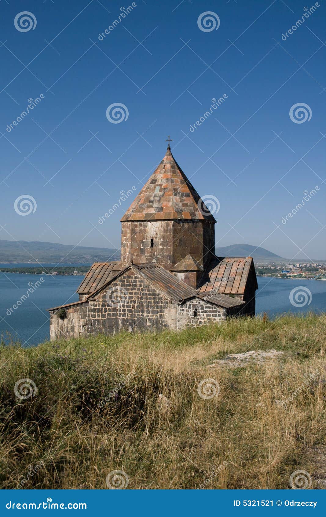 Iglesia por el lago Sevan imagen de archivo. Imagen de armenio - 5321521