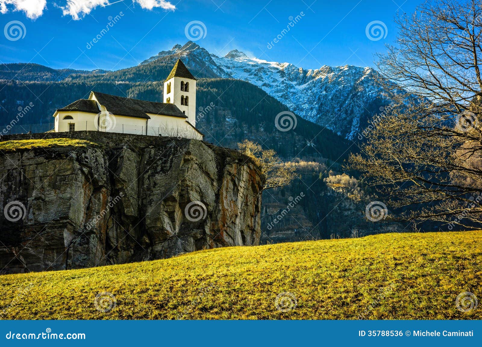 Iglesia sobre precipicio foto de archivo. Imagen de nieve - 35788536