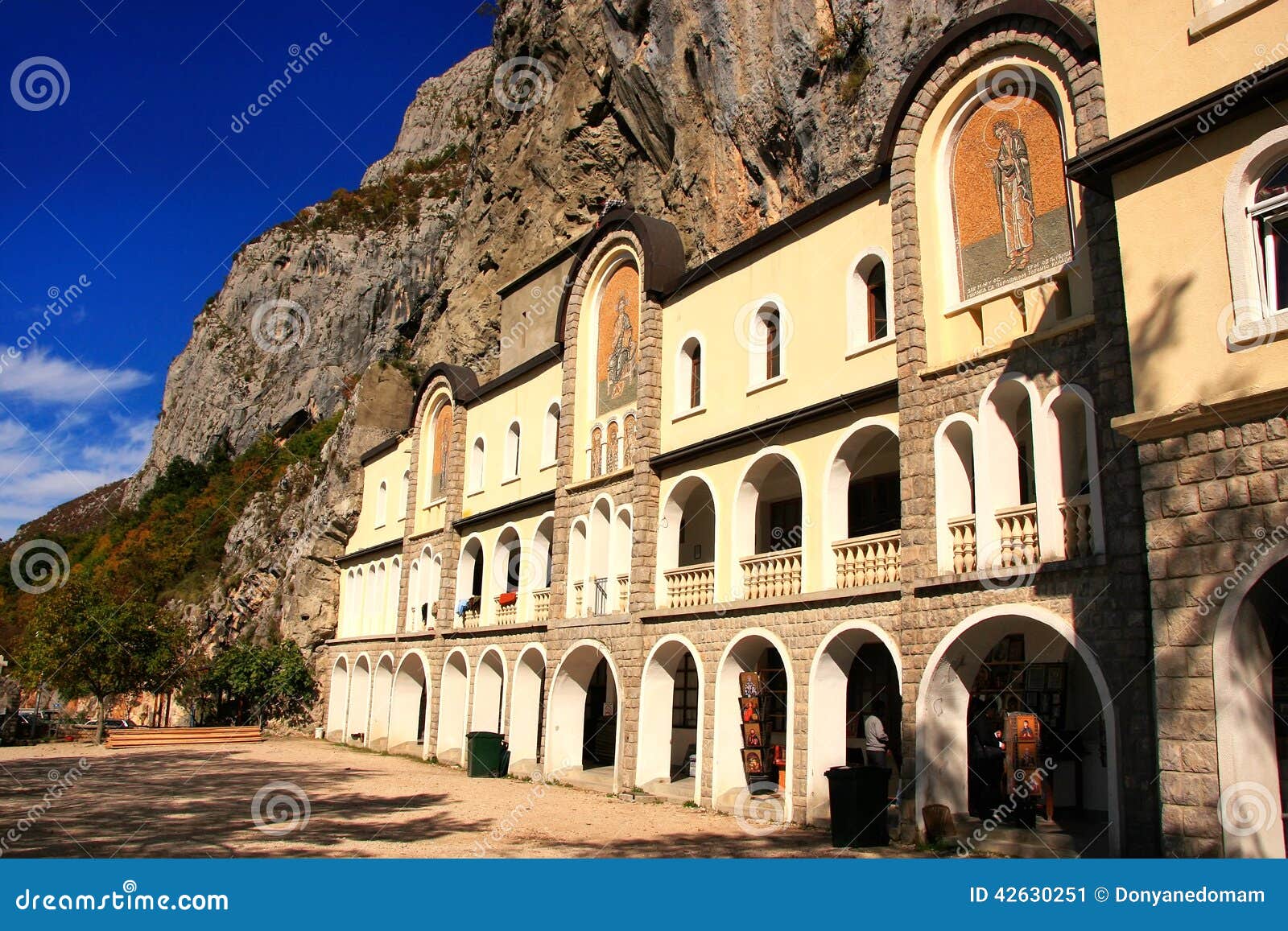 Iglesia Superior Del Monasterio De Ostrog, Montenegro Imagen de archivo ...