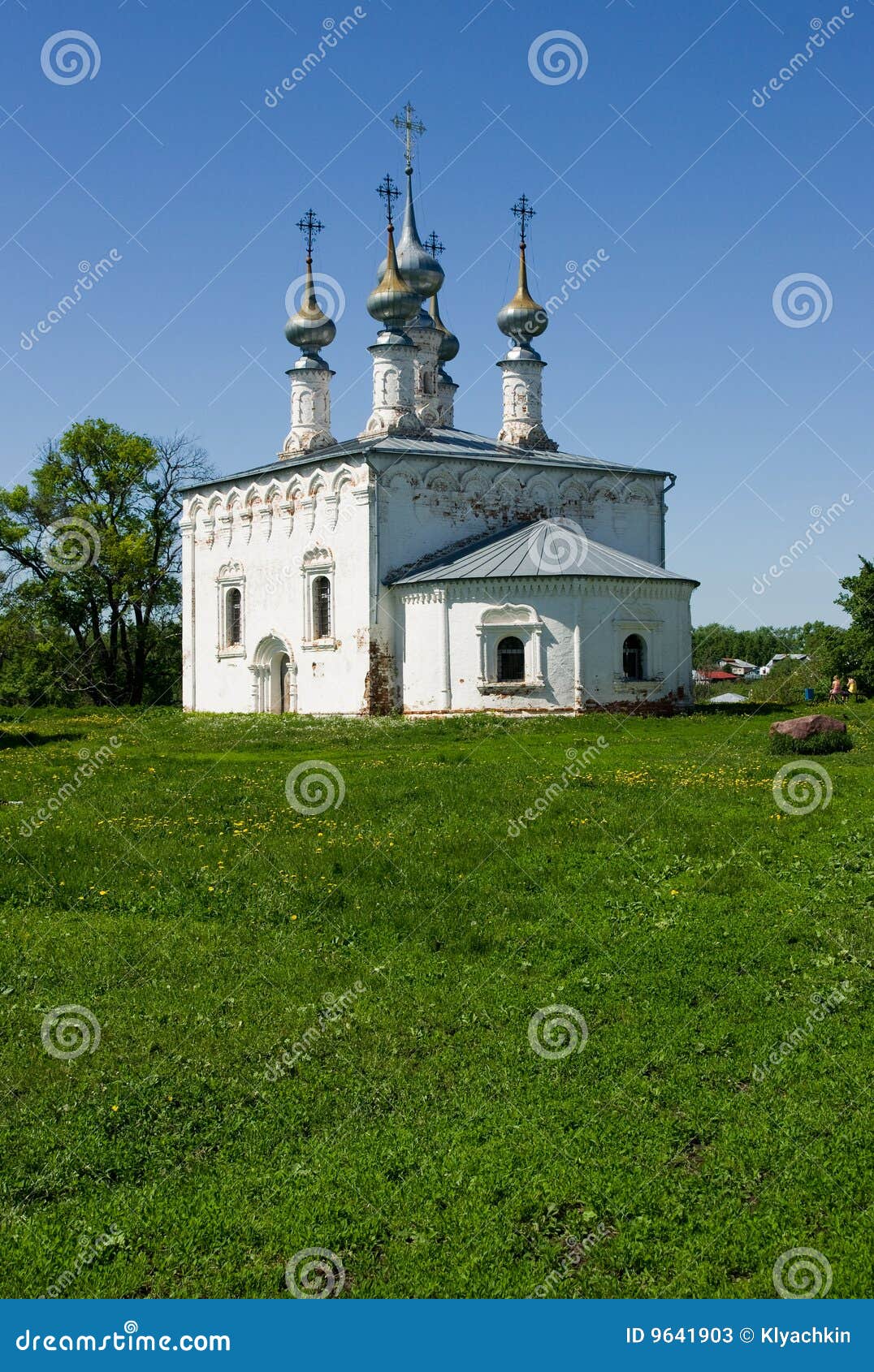 Iglesia y lugar apartado. imagen de archivo. Imagen de ruso - 9641903