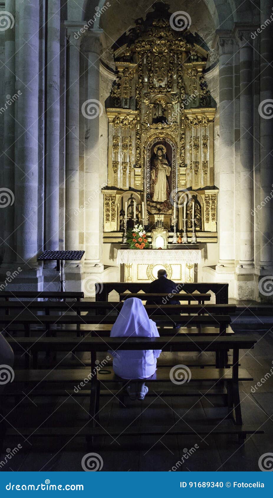 Igreja rezando da freira imagem editorial. Imagem de religioso - 91689340