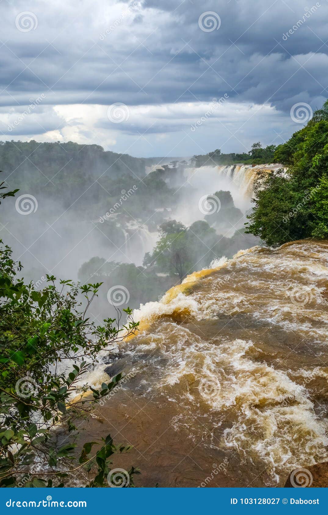 Iguazu Falls imagen de archivo. Imagen de paraguay, latino - 103128027