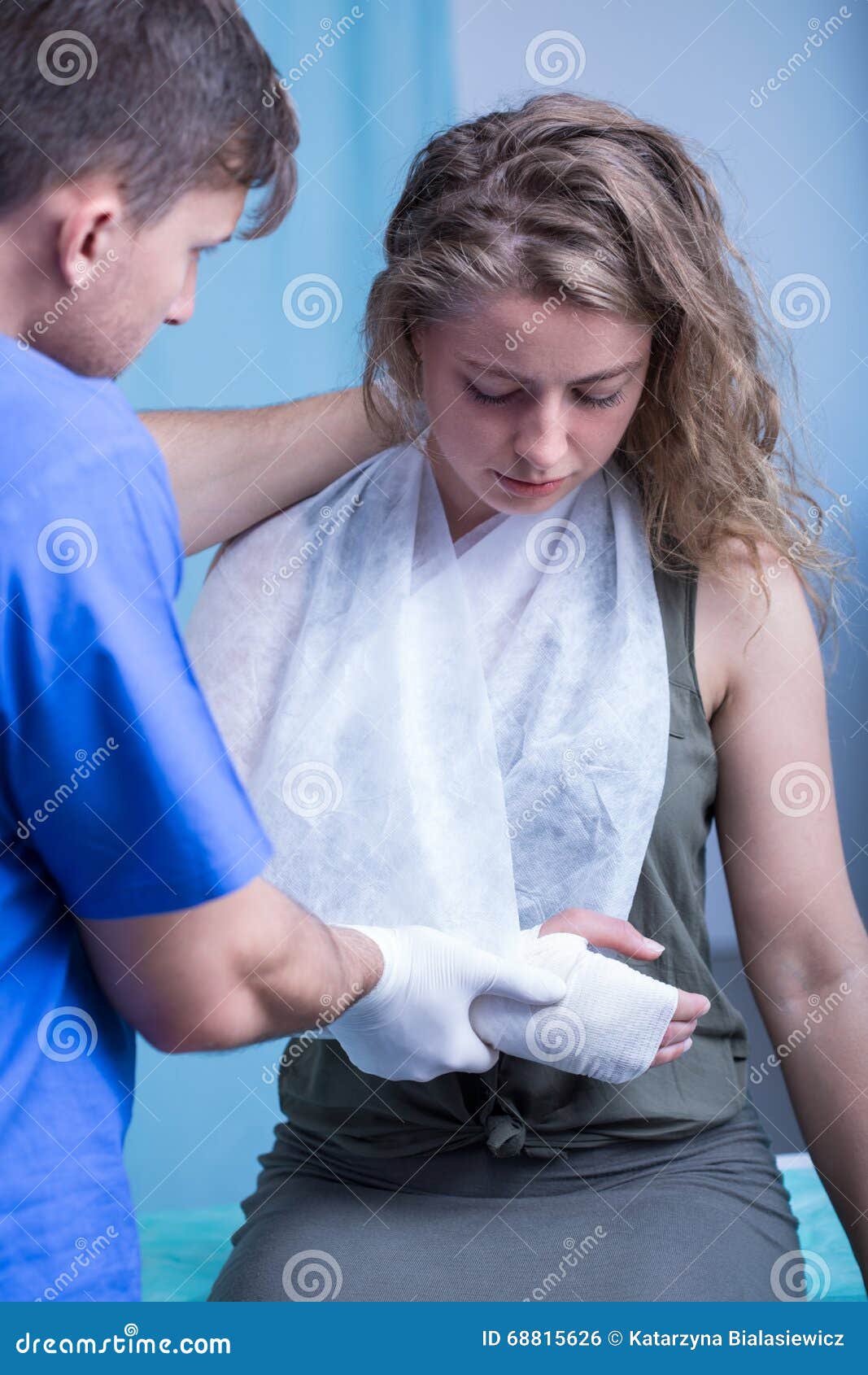 Ihr Arm ist gebrochen stockfoto. Bild von verletzt, behandlung - 68815626