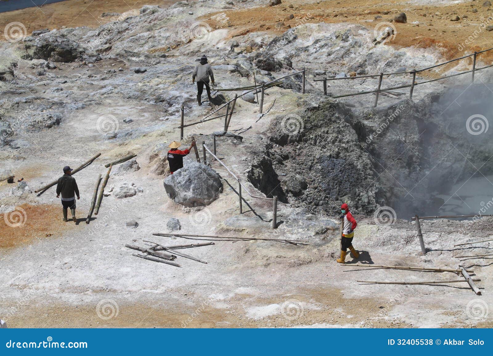 Ijen crater editorial stock photo. Image of backpacker - 32405538