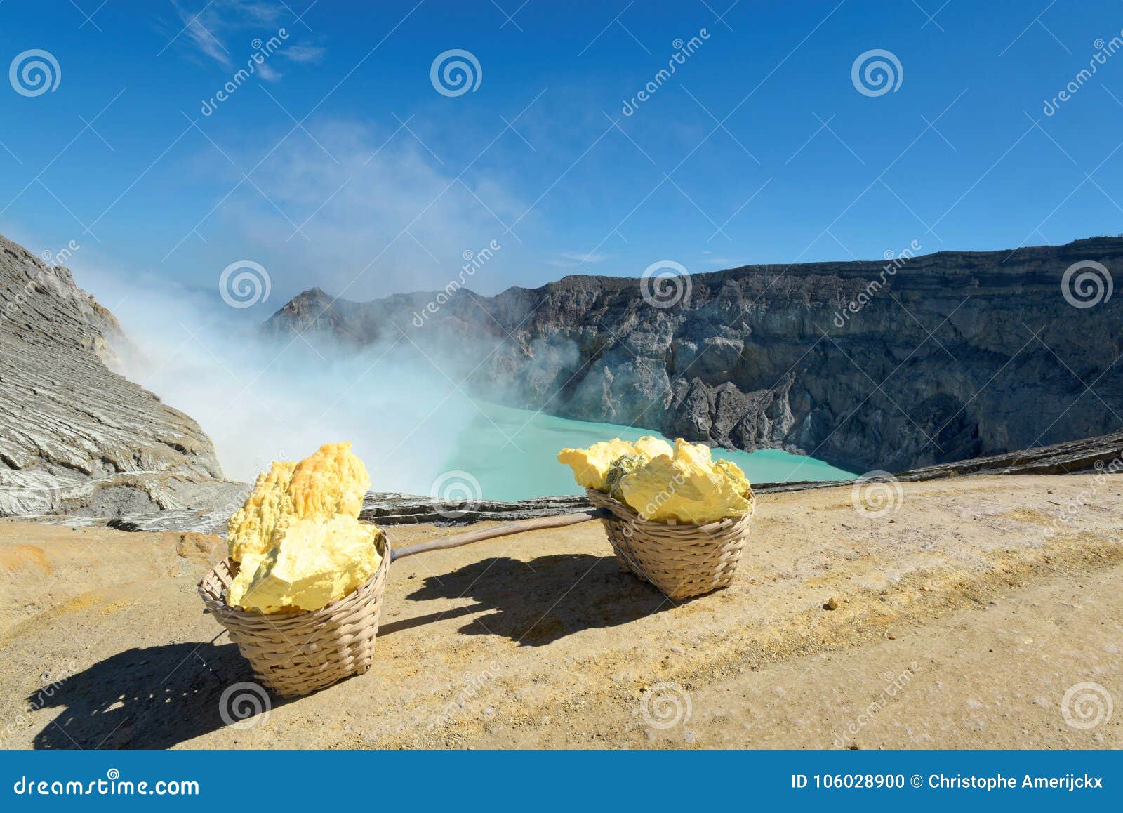 Ijen Volcano Sulphur Stones Stock Foto - Image of actief, boiler: 106028900
