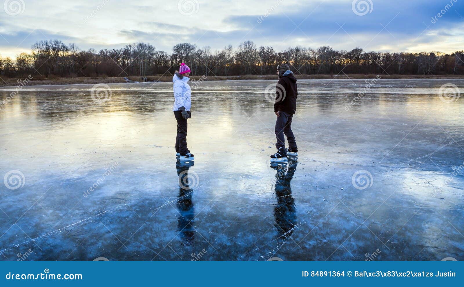 Ijs Die Op Het Meer Schaatsen Stock Foto - Image of actief, hoed: 84891364