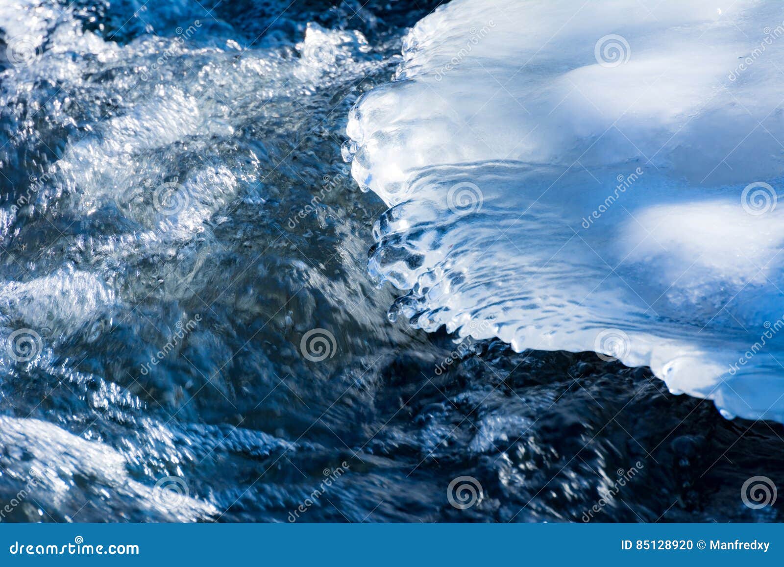 Ijs in Het Water Van Een Stromende Rivier Stock Foto - Image of ijzig ...