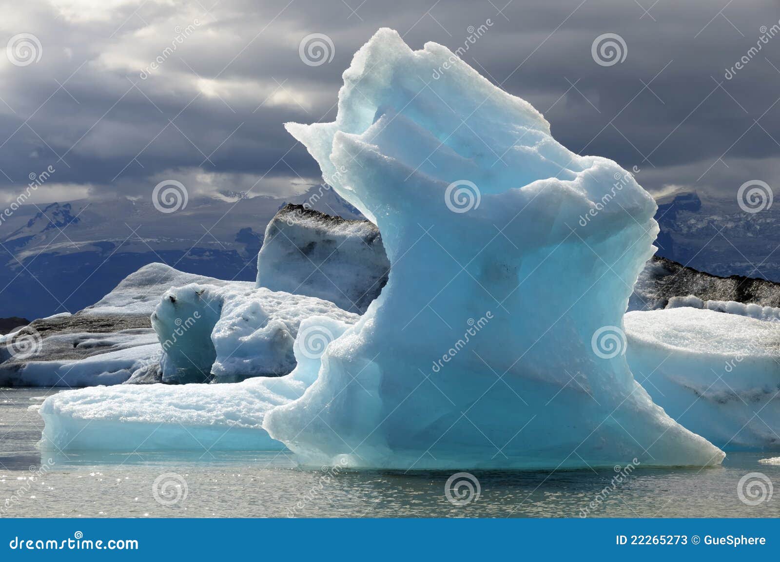 Ijsberg in het Meer stock afbeelding. Image of ijsland - 22265273