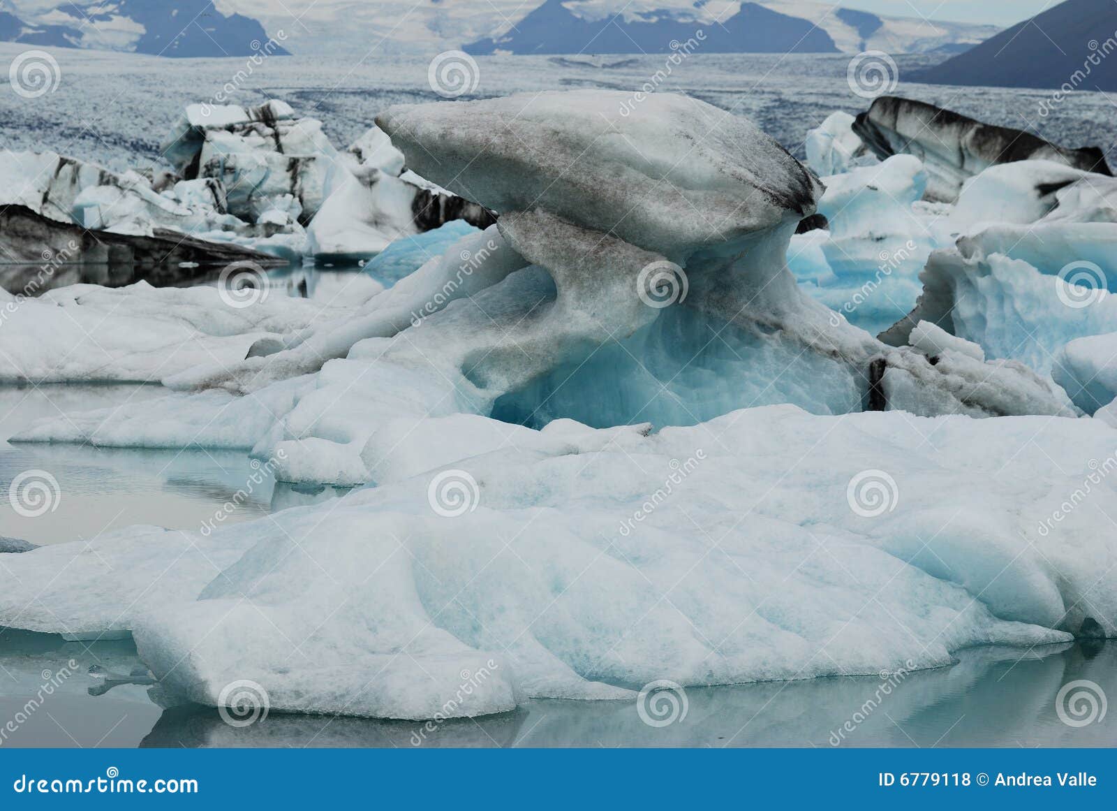 Ijsberg in IJsland stock foto. Image of koel, uitbarsting - 6779118