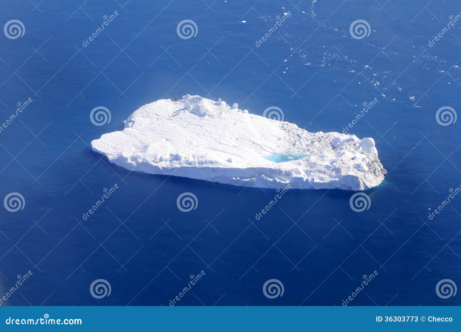 Ijsberg Met Supraglacial Vijver Stock Afbeelding - Image of schoonheid ...