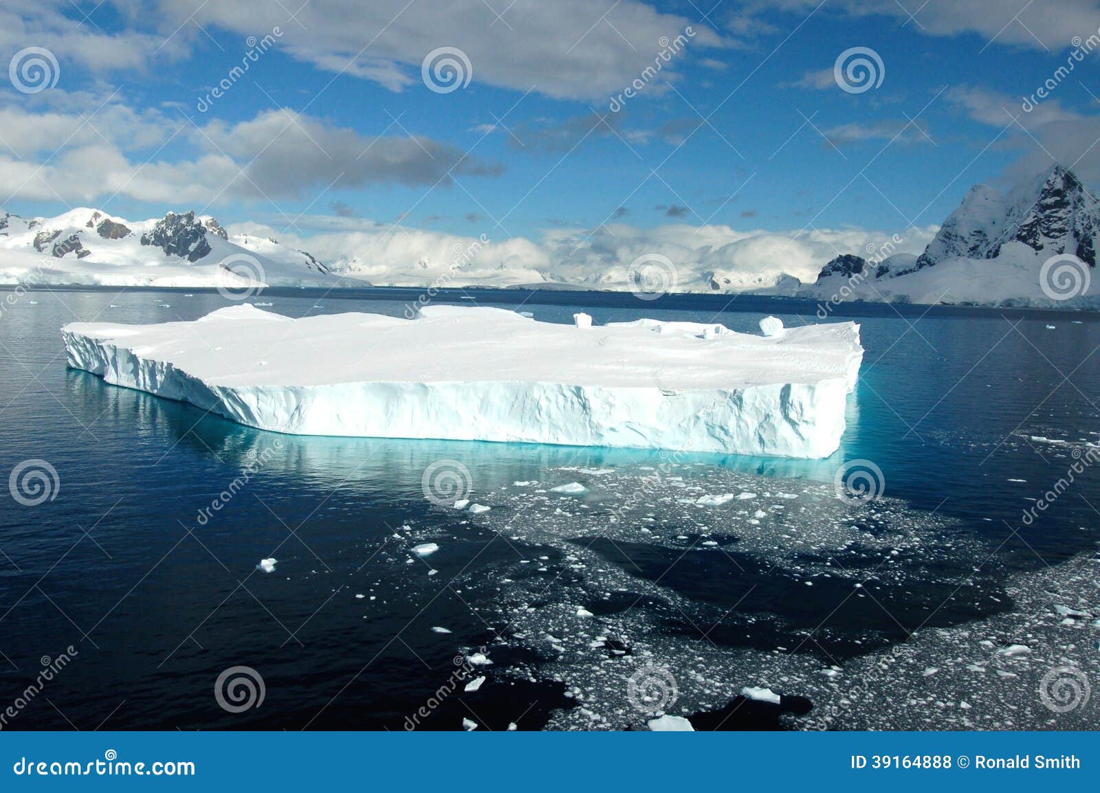 Ijsbergen in Antarctica stock foto. Image of antarctisch - 39164888