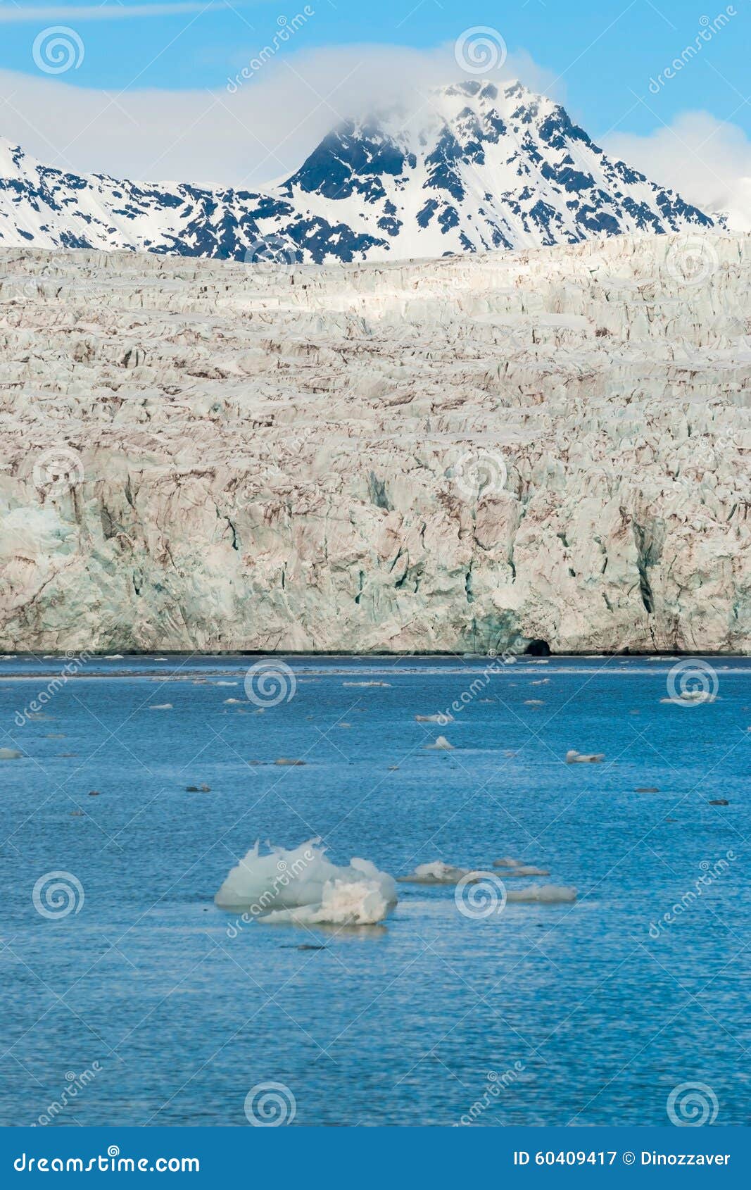 Ijsbergen Voor De Gletsjer, Noordpool Svalbard, Stock Afbeelding ...
