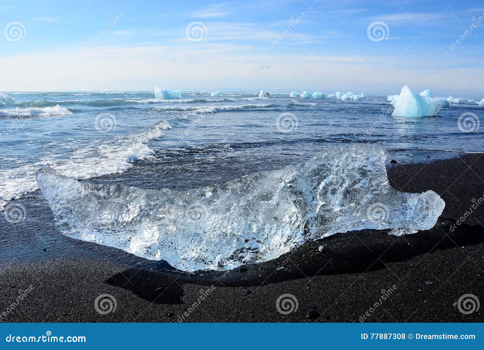 Ijsblok op het strand stock foto. Image of strand, zwart - 77887308