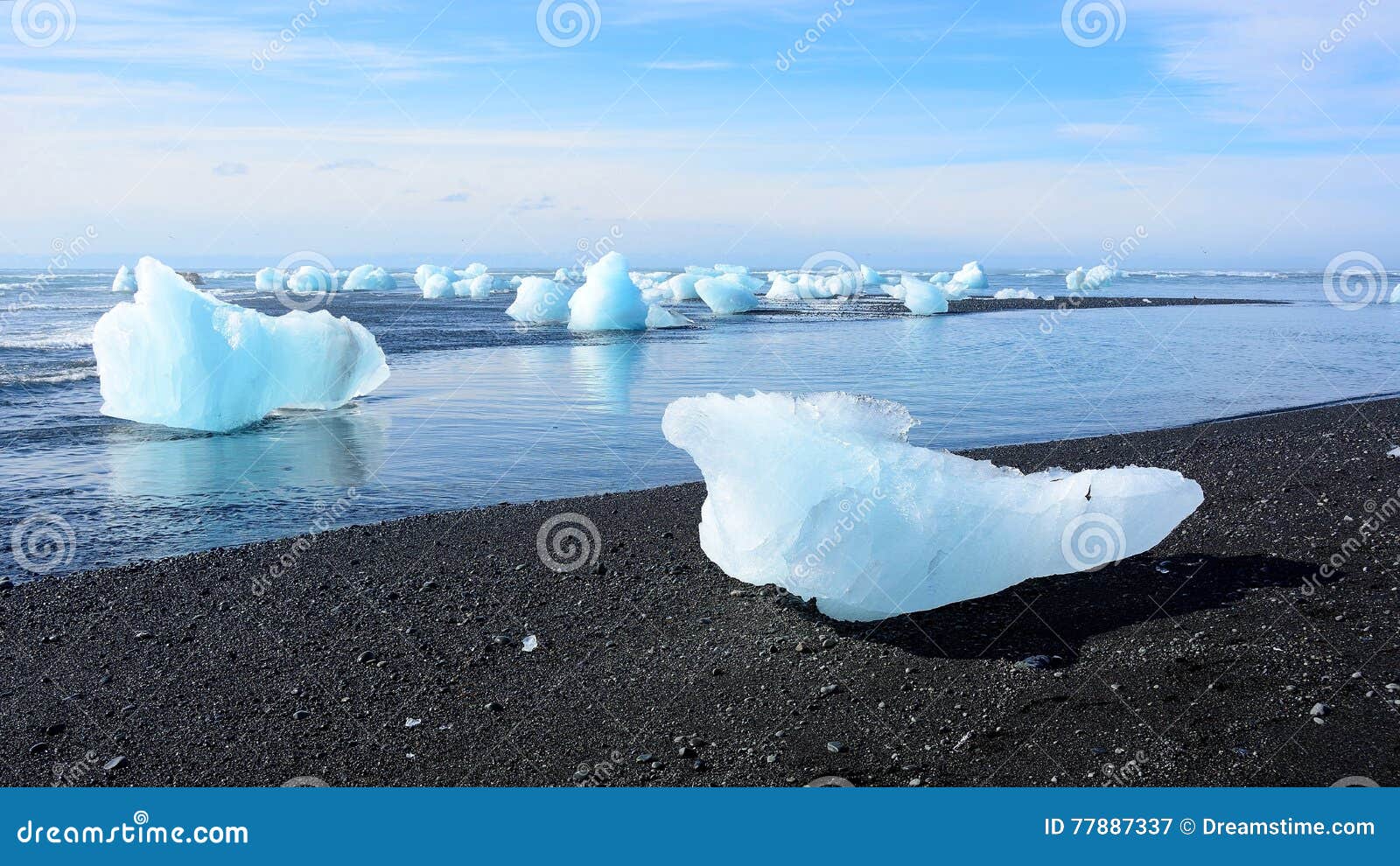 Ijsblok op het strand stock afbeelding. Image of zwart - 77887337