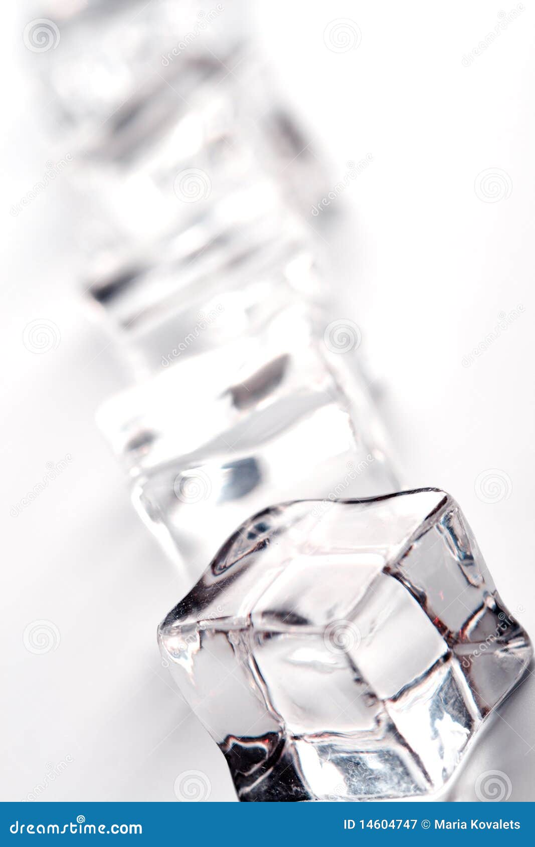 Ijsblokjes stock afbeelding. Image of stapel, smelten - 14604747
